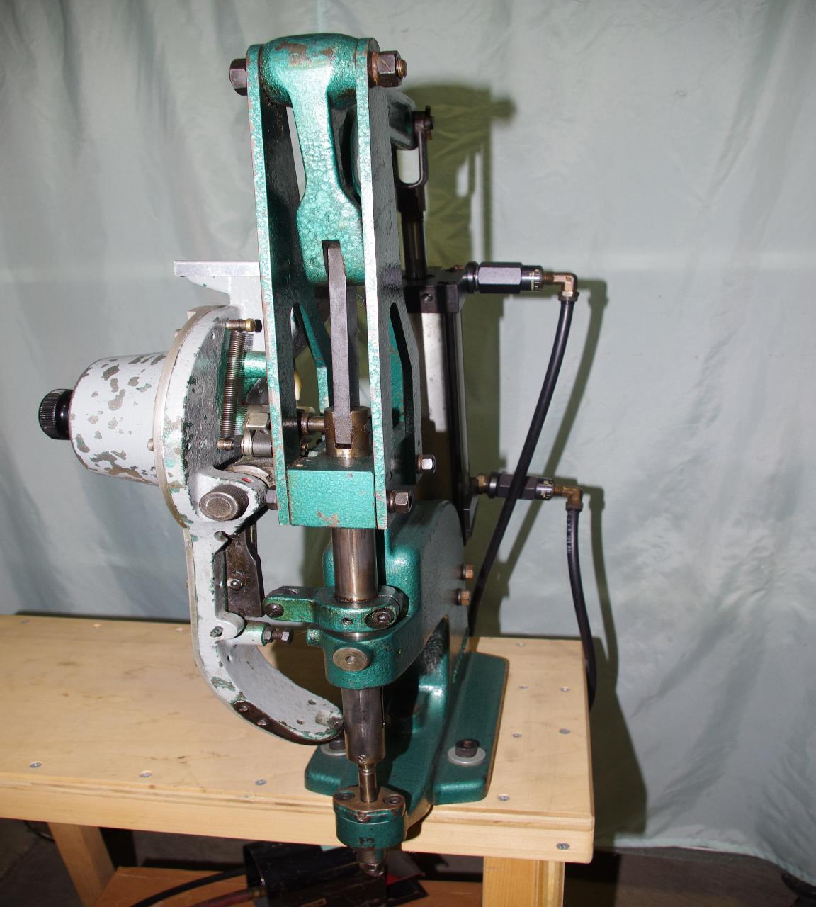 Lot #22: United Shoe Machinery Corp Model 261 Eyeleter 192 with Wood ...